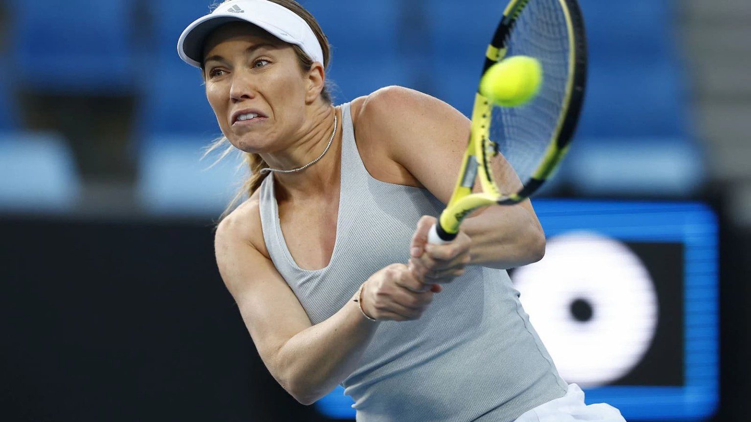 'RELENTLESS, POWERFUL and STRONG!' Danielle Collins wary of Iga Swiatek ...