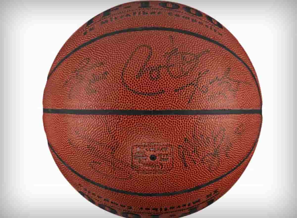 Kobe Bryant, LeBron James signed ball from Barack Obama pickup game ...