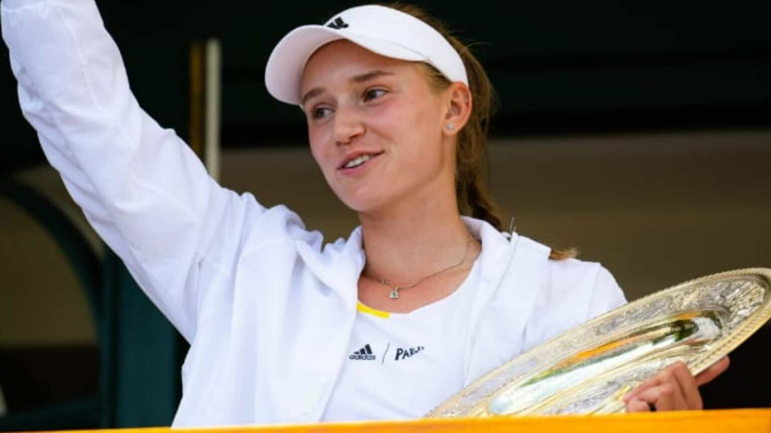 Top seed Iga Swiatek congratulates Elena Rybakina and her team on the ...