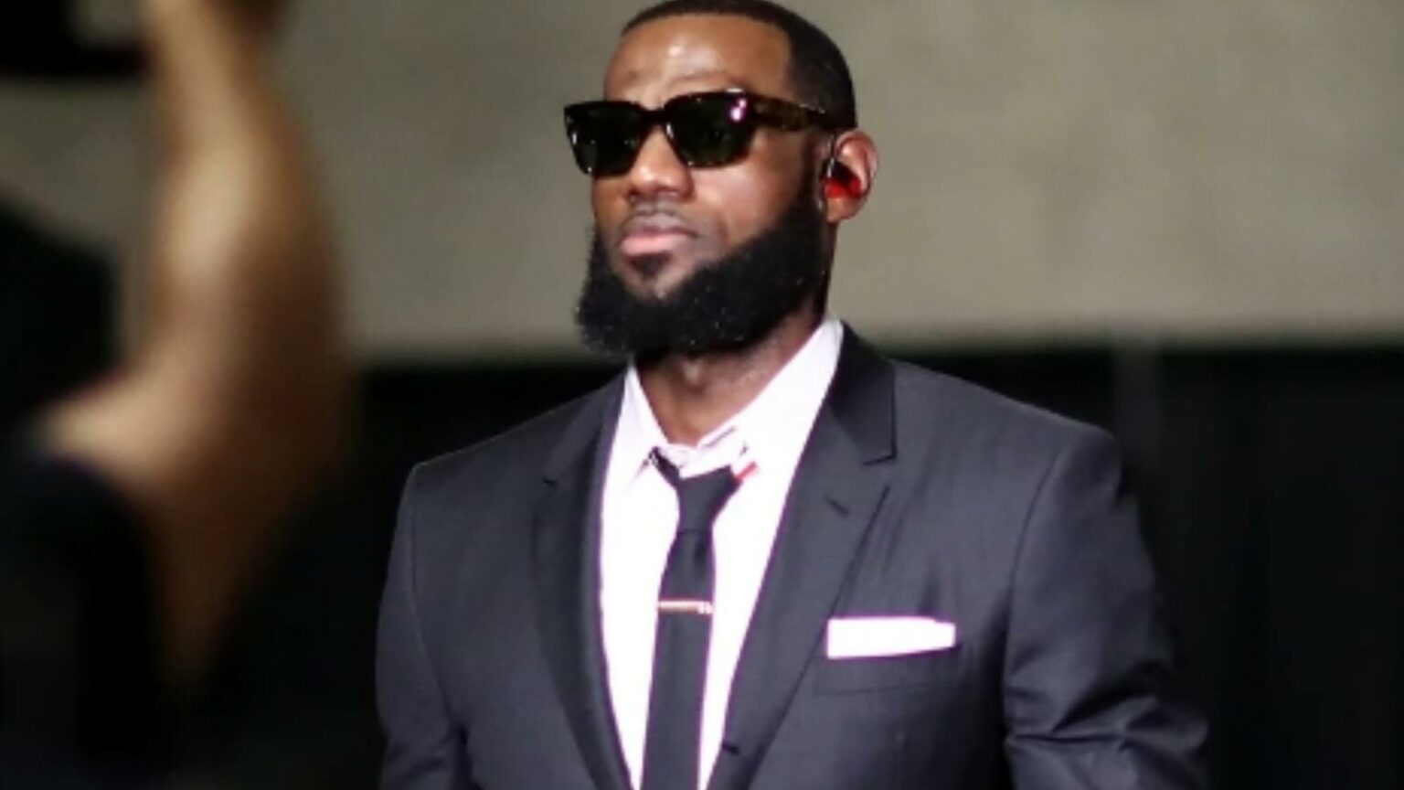 "Show this to Savannah" Twitter reacts to LeBron James flirting with ...