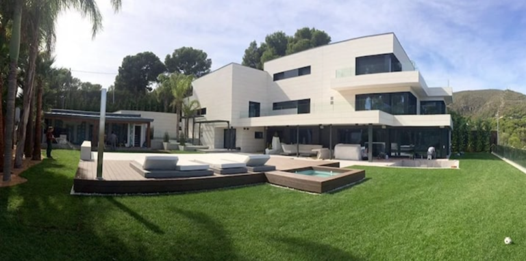 Lionel Messi’s Net Worth, Salary, Endorsements, House, Wife, Kids, Car ...