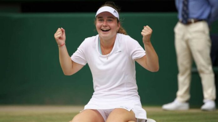 "This is for Ukraine!" Qualifier Daria Snigur tears up while speaking ...