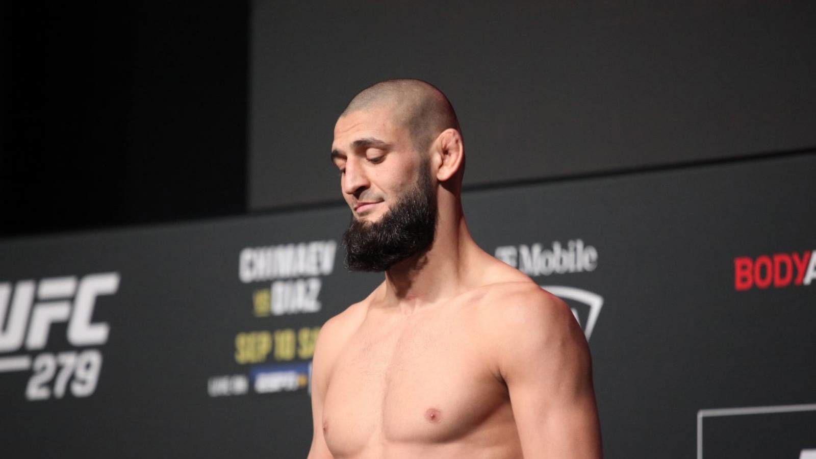 "Going to fight in Ukraine?" - Fans react as an "armed" Khamzat Chimaev ...