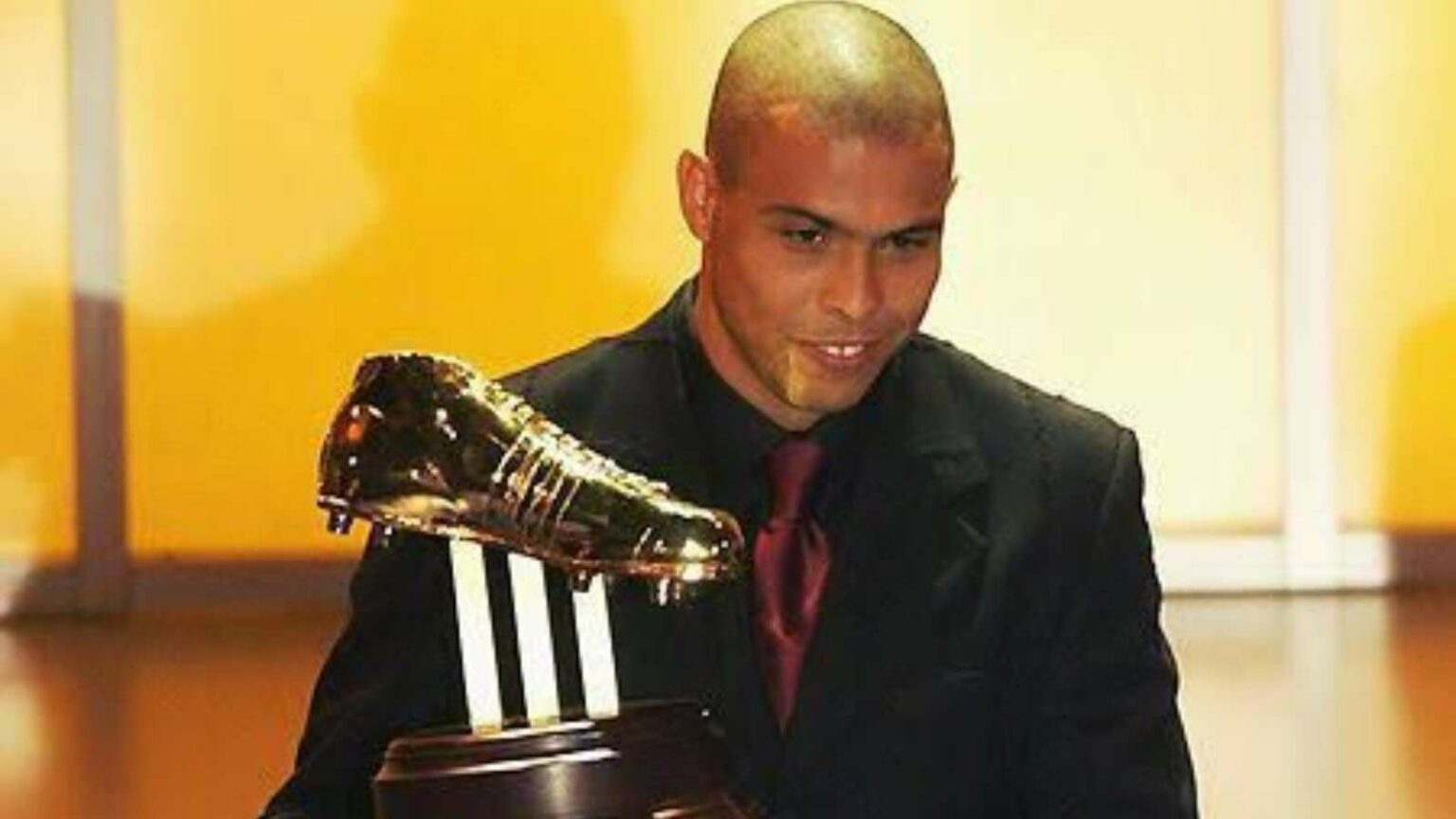 Who won last edition's 'Golden Shoe' award at FIFA World Cup in 2018?