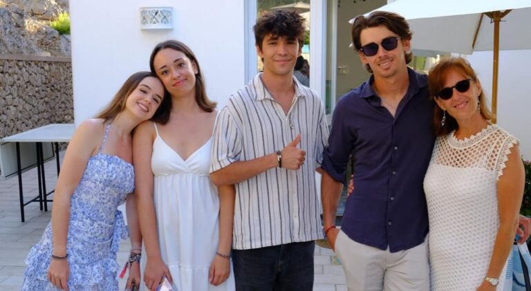 Who are Alex de Minaur's parents, Anibal de Minaur and Esther de Minaur?