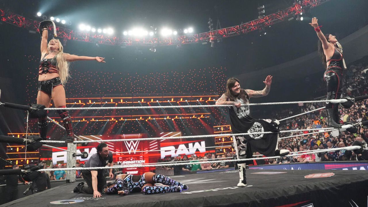 "THIS REF BLIND AF"- Wrestling fans go wild after shocking title change ...