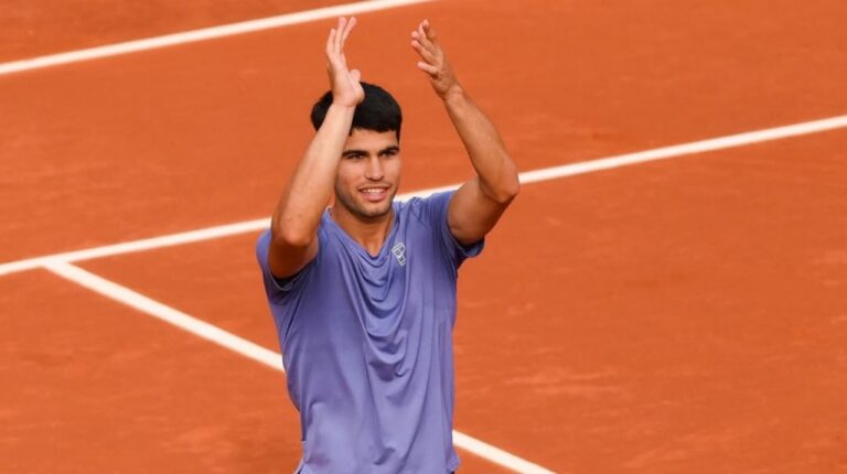 (Video) Carlos Alcaraz Stuns Tennis Fans With a Sensational One-Handed ...