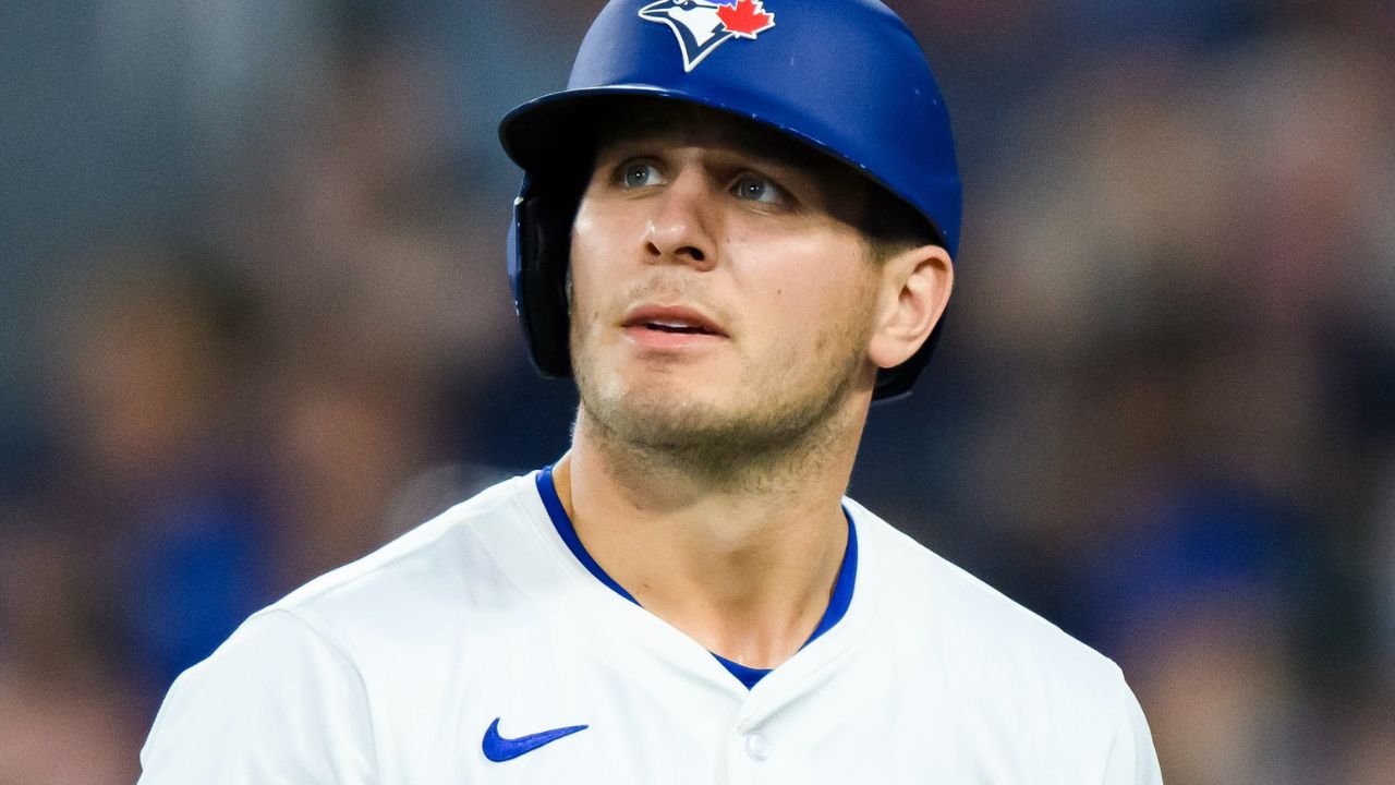 WATCH: Daulton Varsho's INCREDIBLE back-handed catch leaves Jarren ...