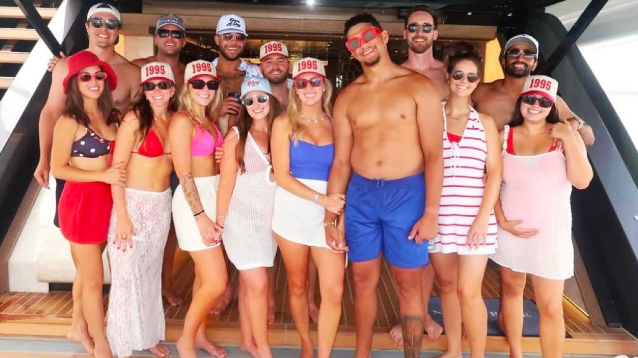 (Pictures) Patrick Mahomes Flaunts His Dad-Bod Physique on a Boat as He Gears up for Chiefs ...