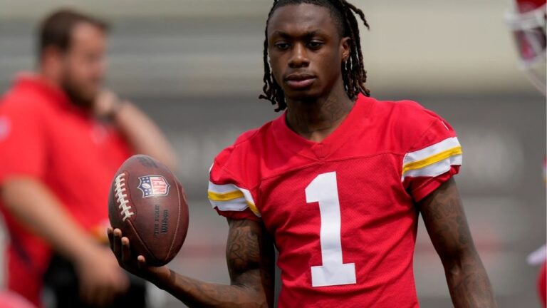Chiefs WR Xavier Worthy Diagnosed with Dislocated Shoulder, Expected to ...