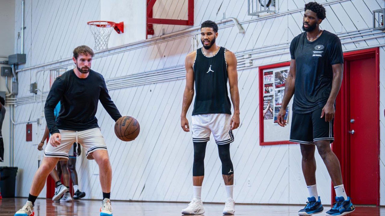 Carmelo Anthony Gets Into it With Jayson Tatum's Trainer After ...