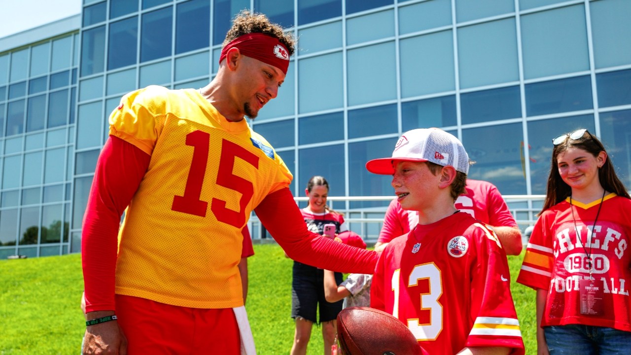 Chiefs Restructuring Patrick Mahomes' Contract to Record $505 Million ...